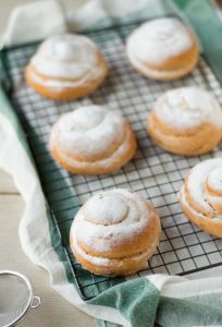 Zachte zoete broodjes met krentjebrij | Eef Kookt Zo